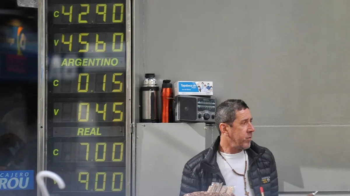 El regateo de los argentinos para conseguir dólares más baratos en ...