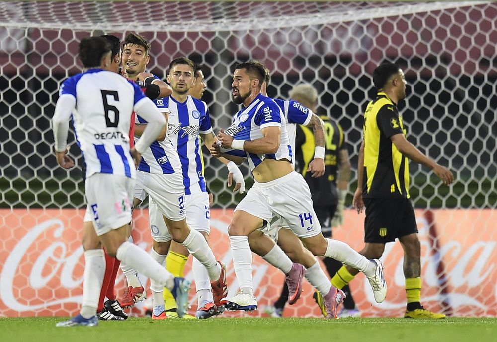 Cerro Largo FC 1 vs Peñarol 3: el carbonero comenzó muy mal, remontó ...
