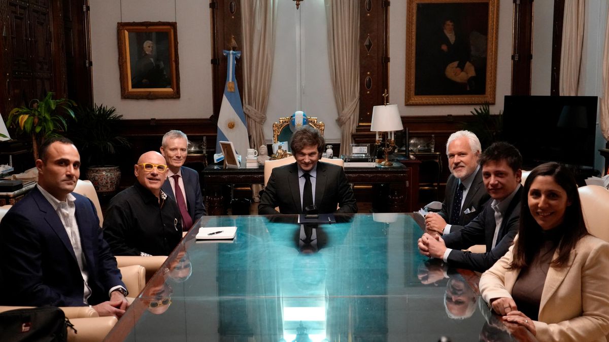 Encuentro de Javier Milei con el fundador del CPAC y empresarios ...