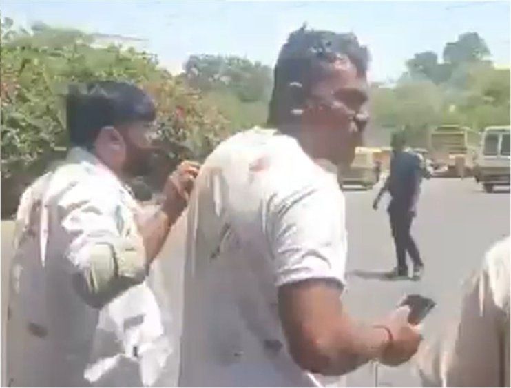 Video: sobrevivió al avión que se cayó en la India y salió caminando ...