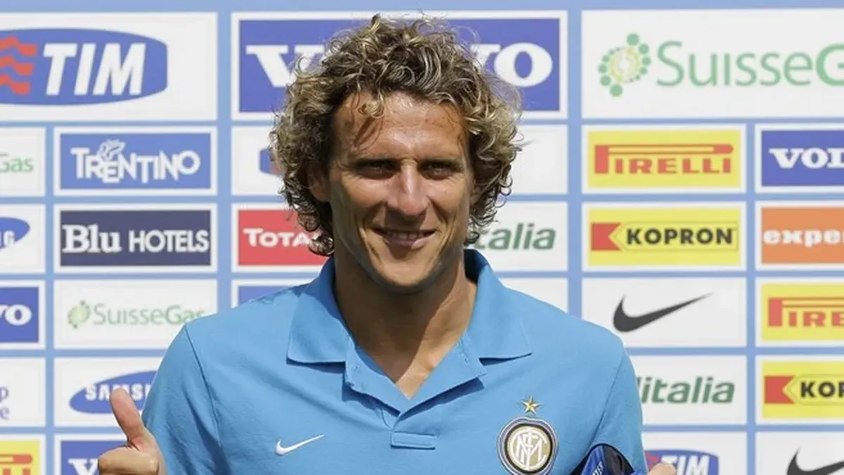 Forlán posó orgulloso con la 9 de Inter