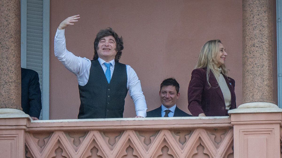 Santiago Caputo pasó de Peaky Blinder a James Bond y la pelea con ...