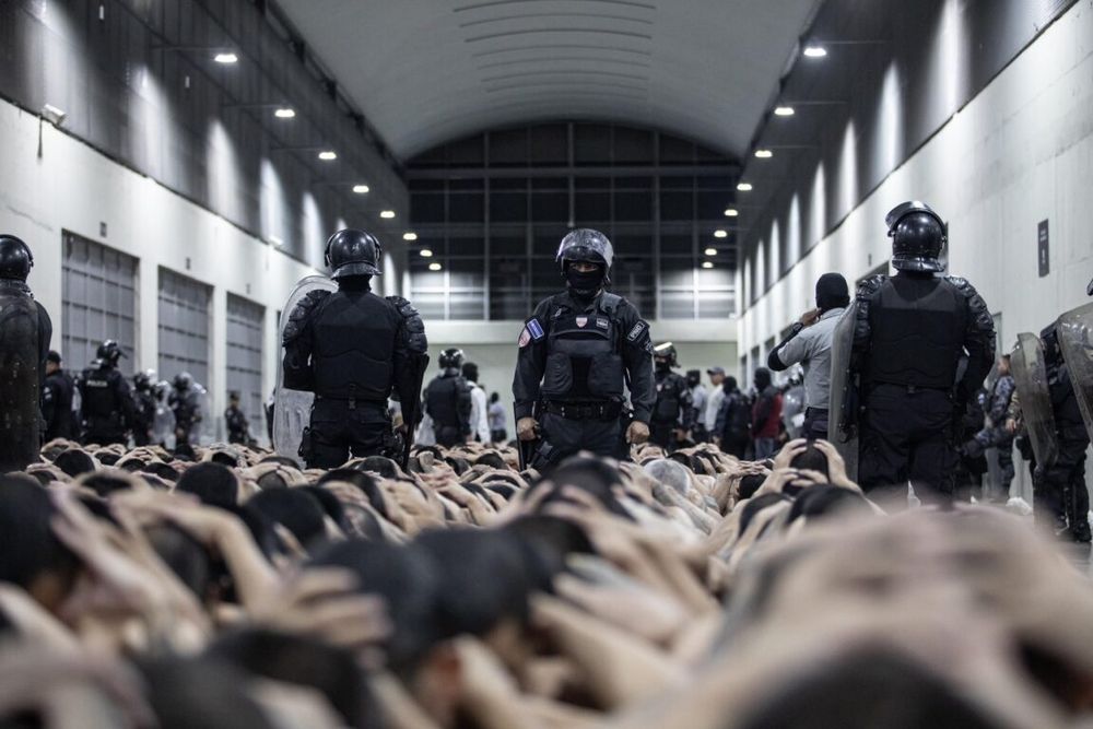 EEUU deporta a 238 miembros del Tren de Aragua a la mega-cárcel de ...